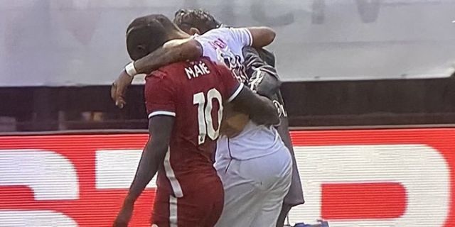 (Photo) Mane shows his class by helping injured Stuttgart player off ...