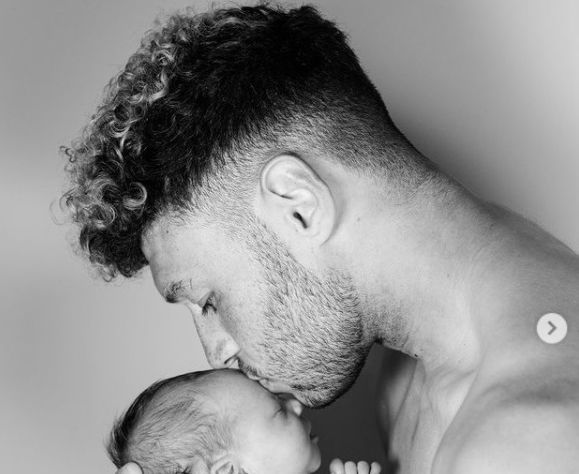 (Photos) Oxlade-Chamberlain shares new-born photoshoot