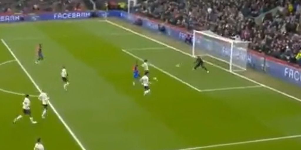 (Video) Alisson's superb close-range save in Palace clash