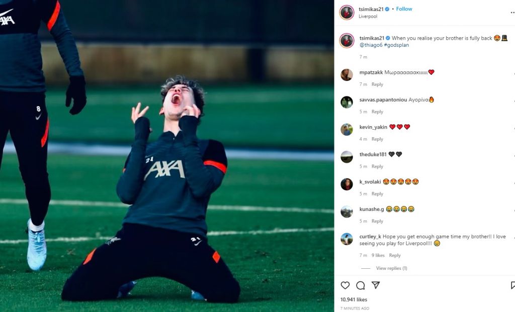 (Photo) Tsimikas celebrates Thiago's training return online