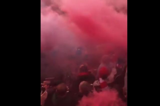 (Video) Liverpool fans light flares in stunning bus reception