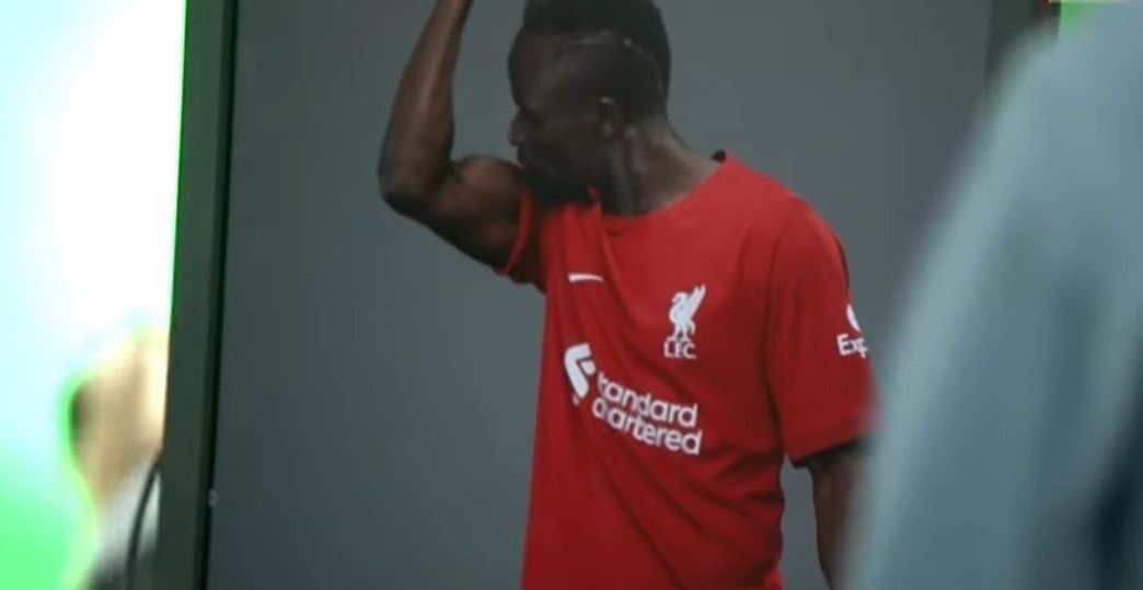 (Image) Mane shows off his bicep in hilarious photoshoot snap