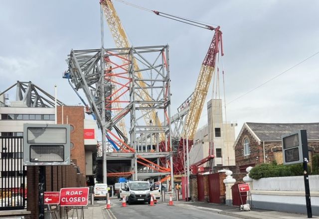 (Photo) Leap in Anfield Road End redevelopment; 300-tonne truss lifted