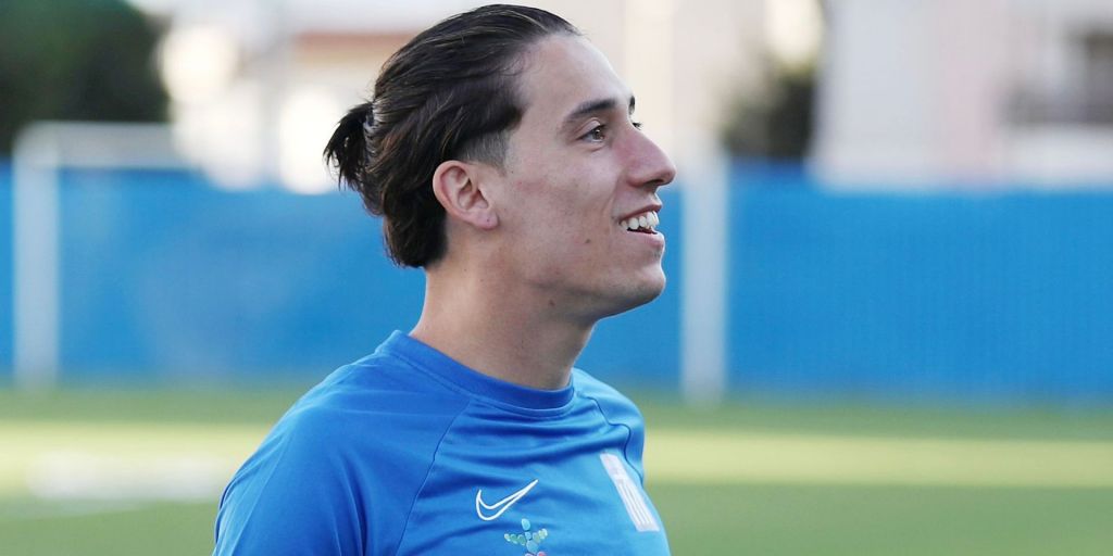 Kostas Tsimikas shows off his new hairstyle in Greece training