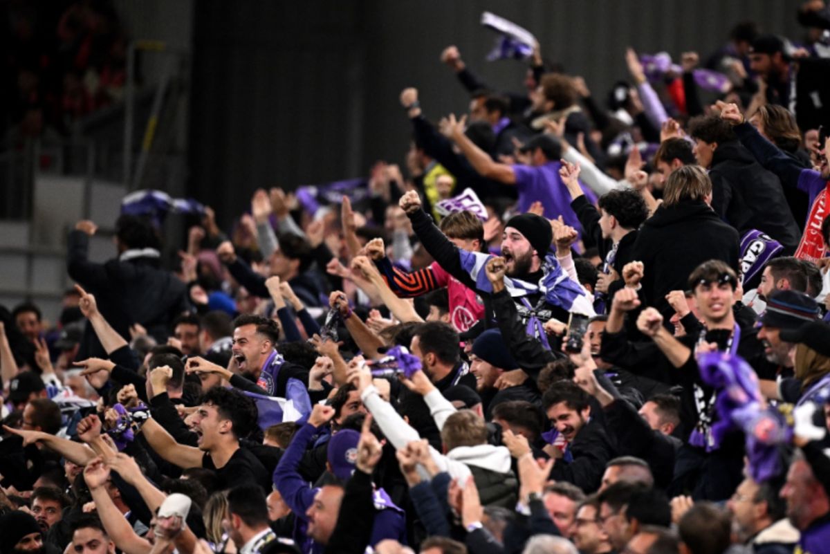 (Photo) Toulouse supporters turn Anfield Road Stand into pyro party