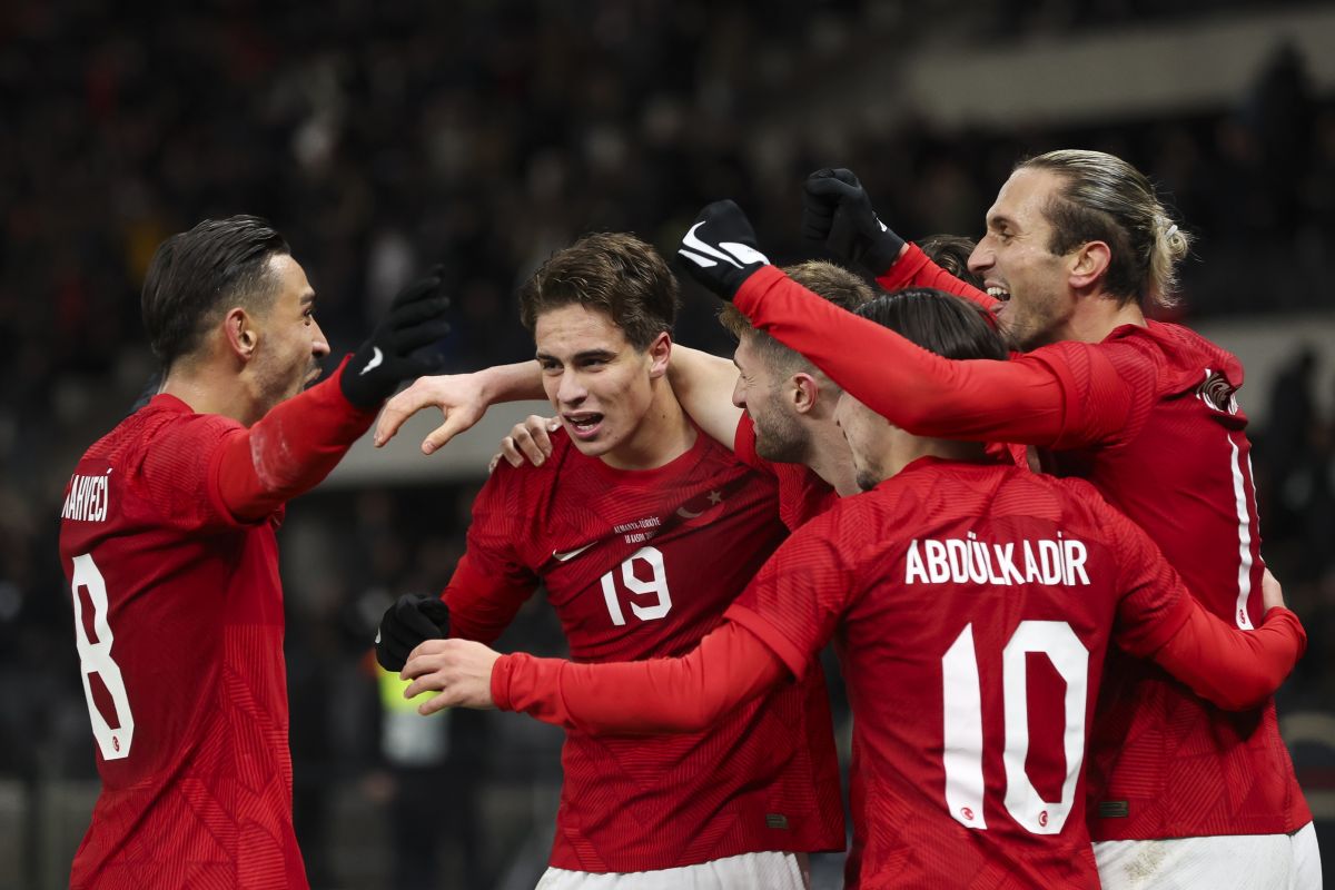 Schmadtke suggest to Klopp which player LFC should be looking at next