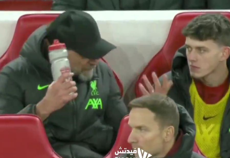 What Klopp spotted doing on LFC bench at one point during Fulham game