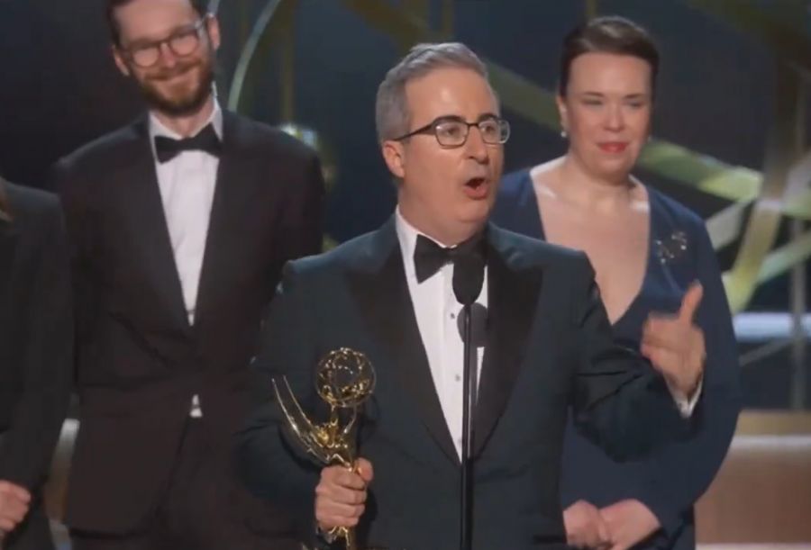 (Video) John Oliver starts naming Liverpool's starting XI in Emmy speech