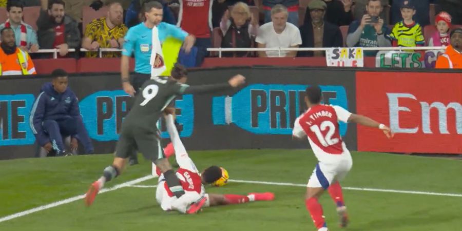 Gabriel awarded a free kick for baffling Darwin Nunez 'tackle' at Arsenal
