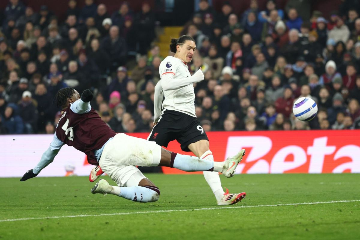 Van Dijk goes from celebrating to panic ahead of Nunez receiving the ball