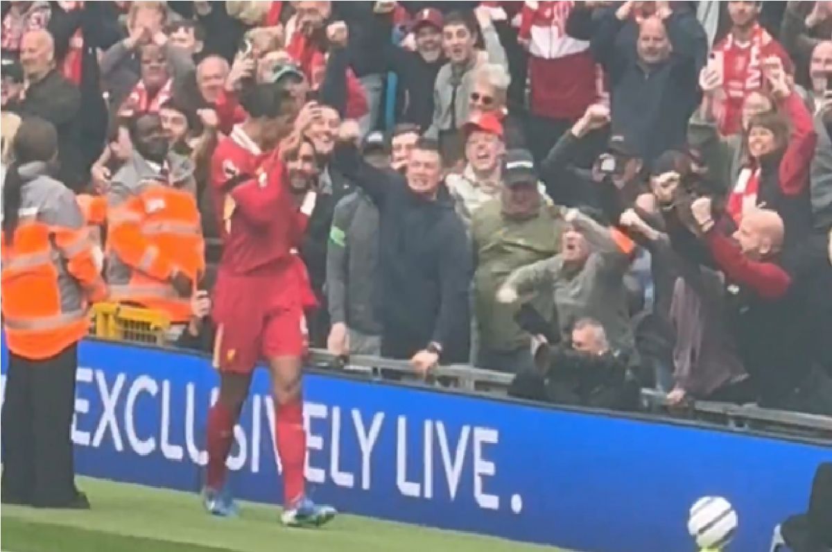 Virgil van Dijk kisses Liverpool badge after late winner against West Ham