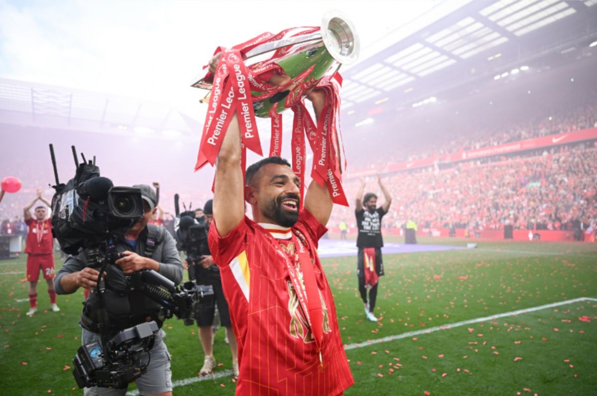 (Photo) Mo Salah poses with Premier League trophy and individual awards