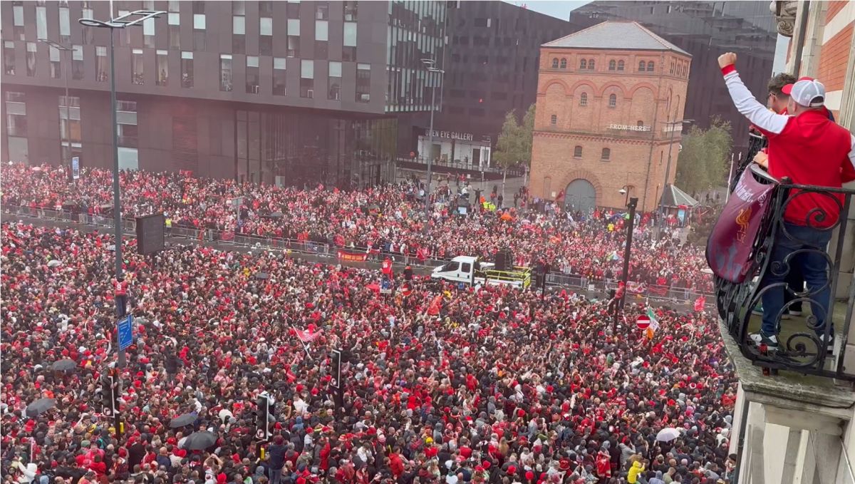 (Video) Liverpool fans pack out the Strand for Reds' victory parade