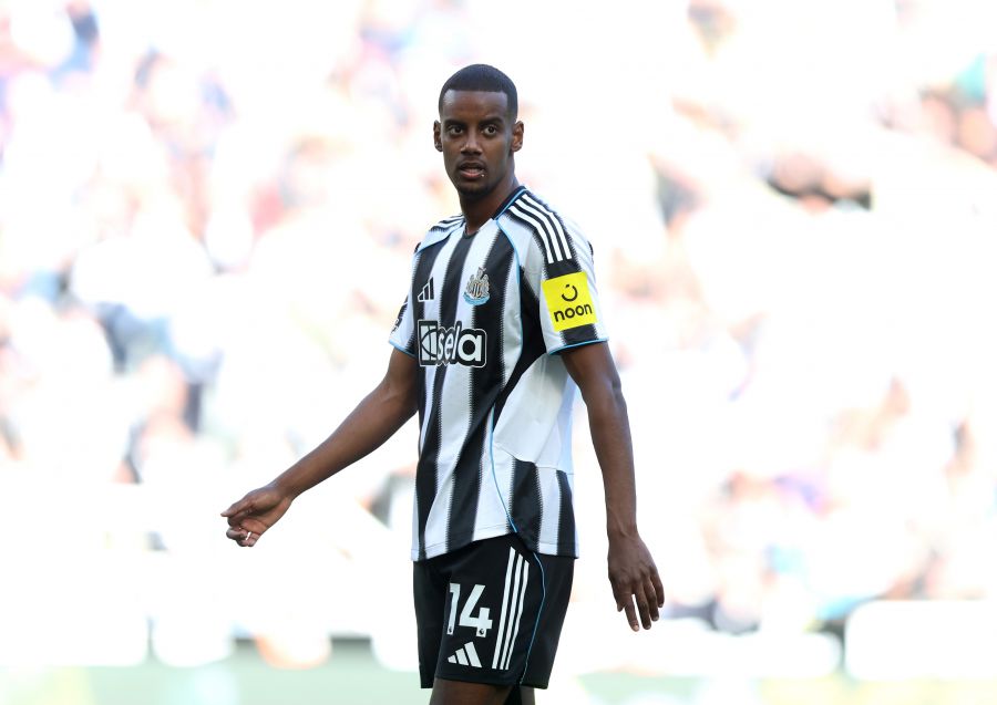 Journalist says Liverpool could land Isak after Newcastle blunder