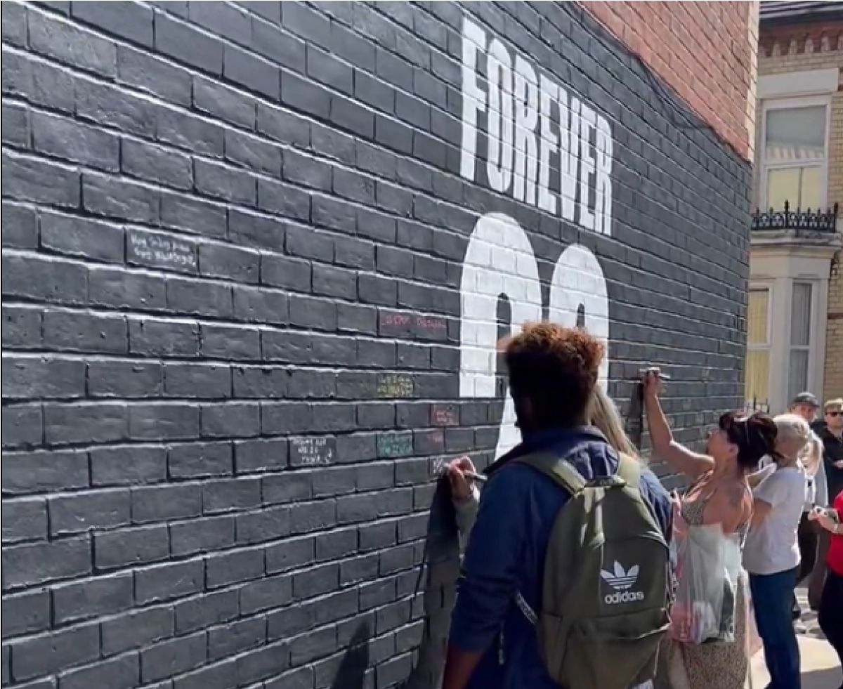 (Video) Liverpool fans sign wall of condolences for Diogo Jota near Anfield