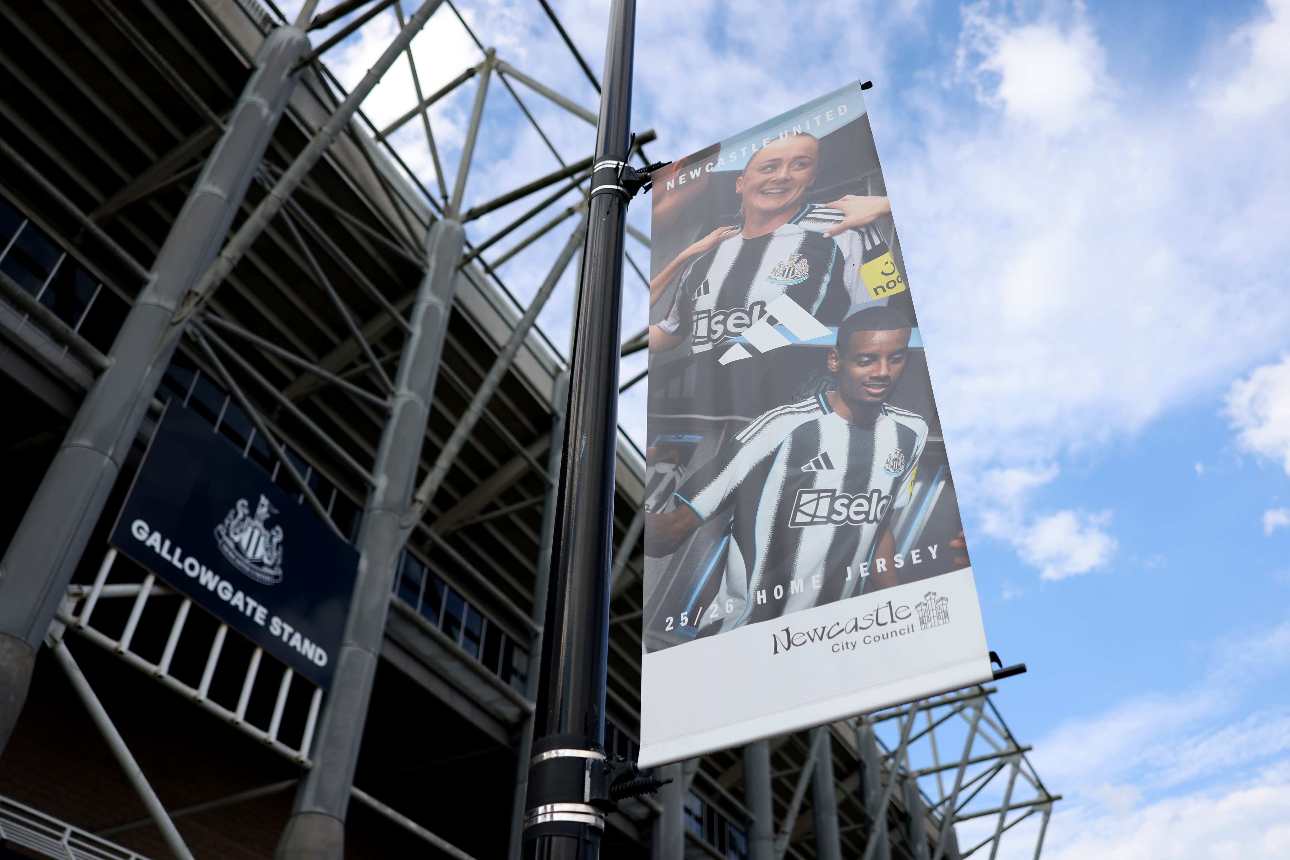 Jaap Stam & Peter Schmeichel say Alexander Isak will sign for Liverpool