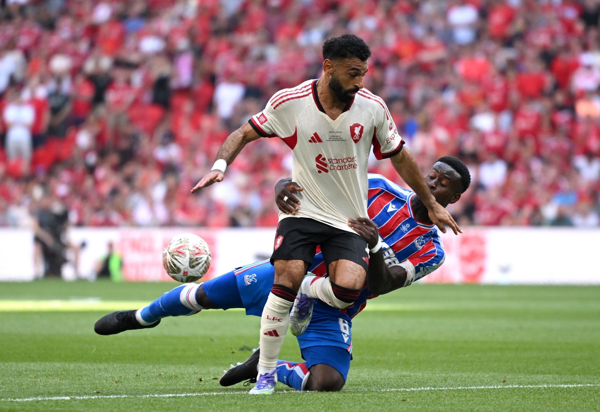 Van Dijk's knowing look during Slot & Guehi interaction speaks volumes