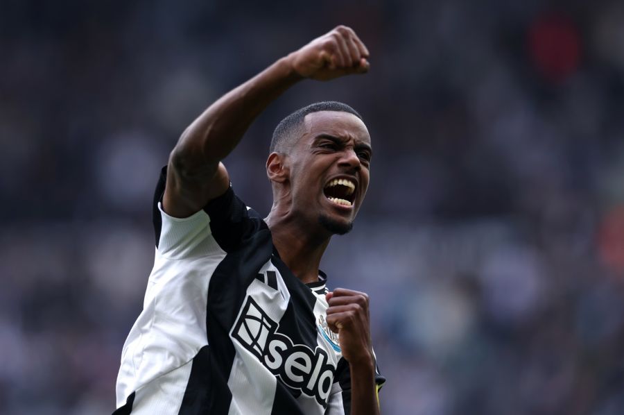 Alexander Isak arrives at Liverpool for medical ahead of record transfer
