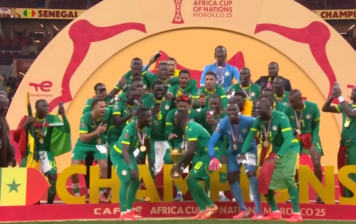 Sadio Mane emulates Henderson shuffle during AFCON trophy lift